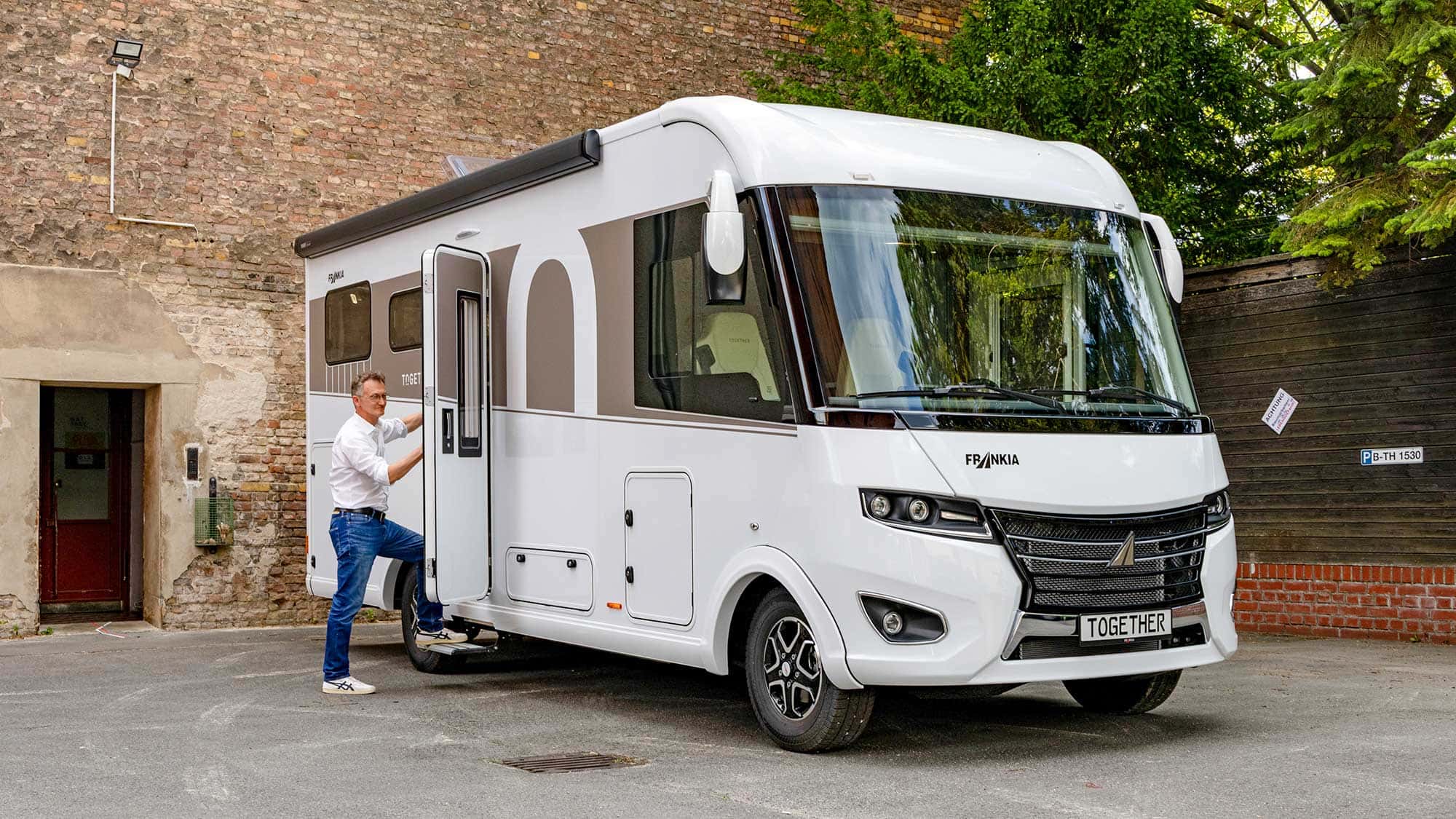 Integrierte Wohnmobile 2026: Die Oberklasse schmeichelt sich Camping ...