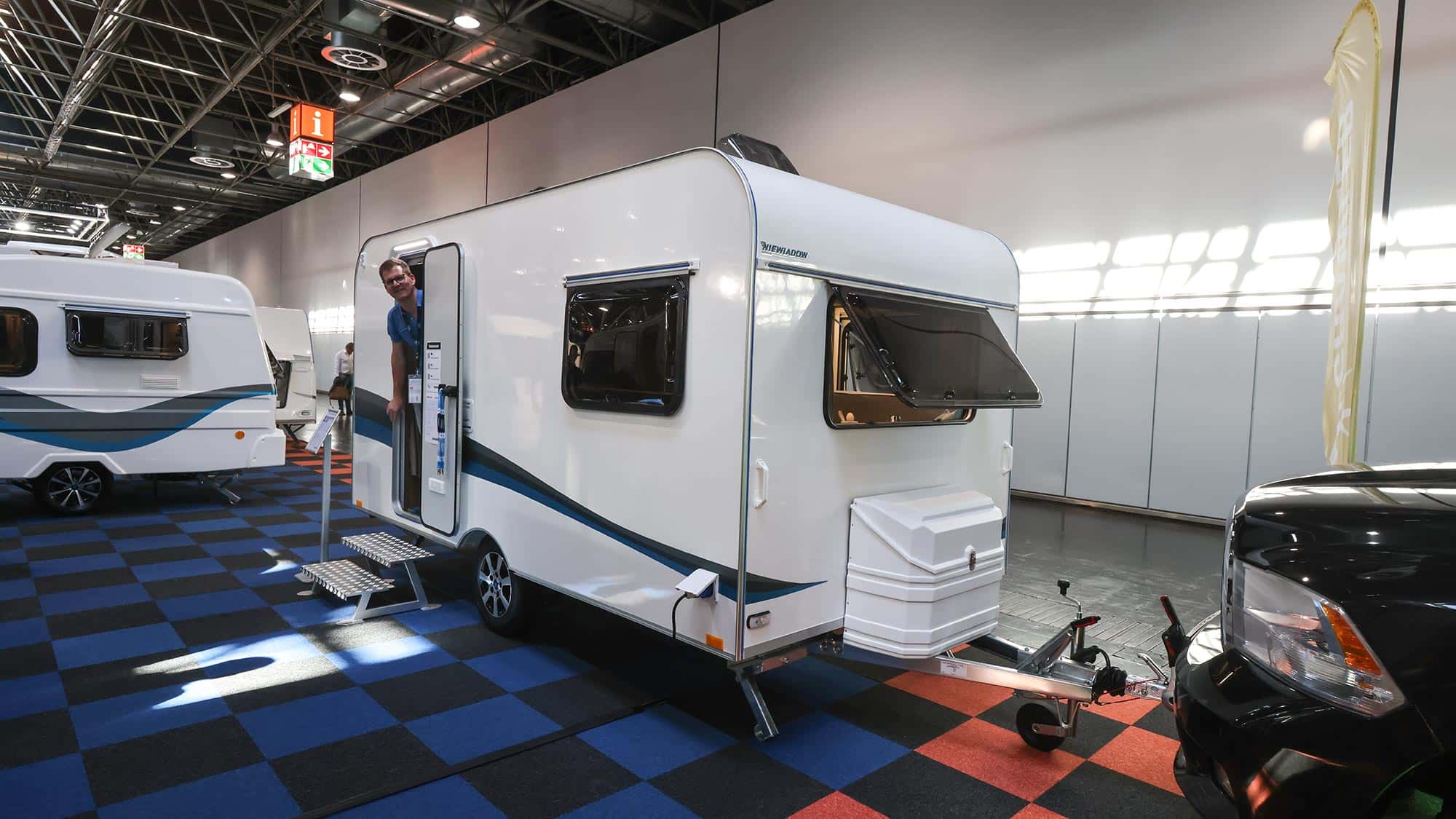 Familienwohnwagen unter 800 Kilo: Dieser Caravan passt sogar an den Golf